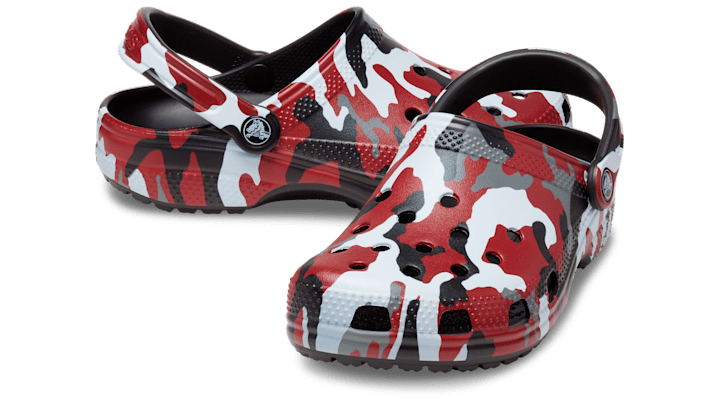 Crocs Classic Printed Camo Clogs Unisex Black / Red