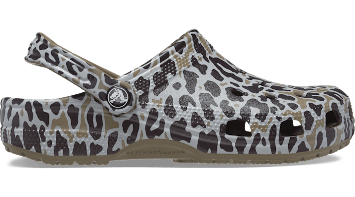Crocs unisex Classic Animal Print Clogs Khaki / Leopard